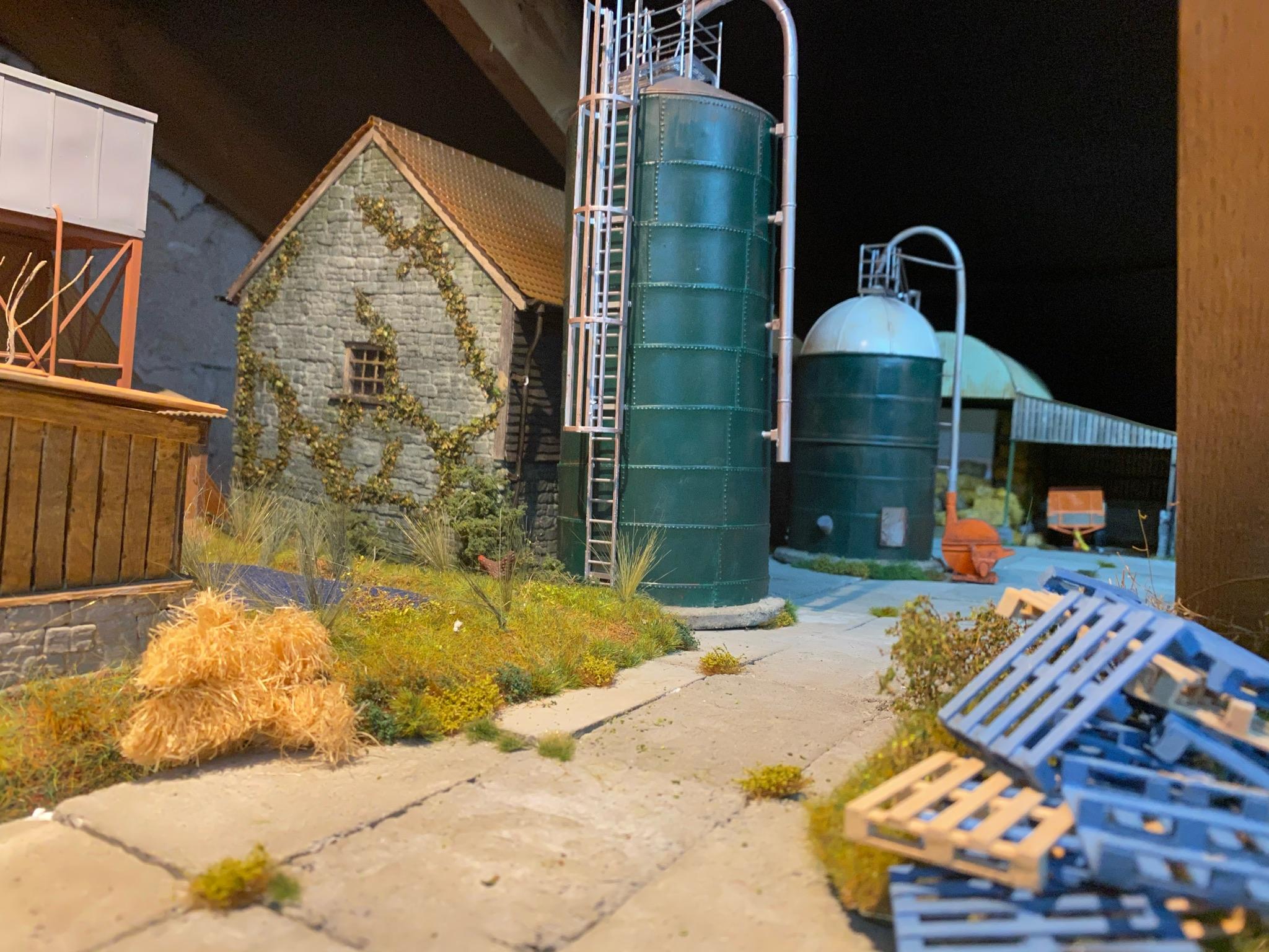 A repainted Boythorpe Cropstore tower silo from my farm layout - Model ...